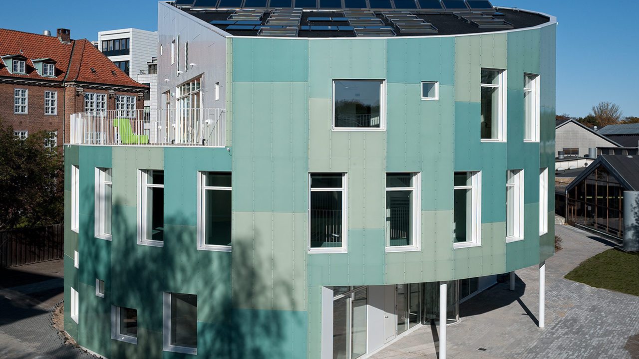 Read the VELUX case on the CO2 neutral Green Lighthouse project